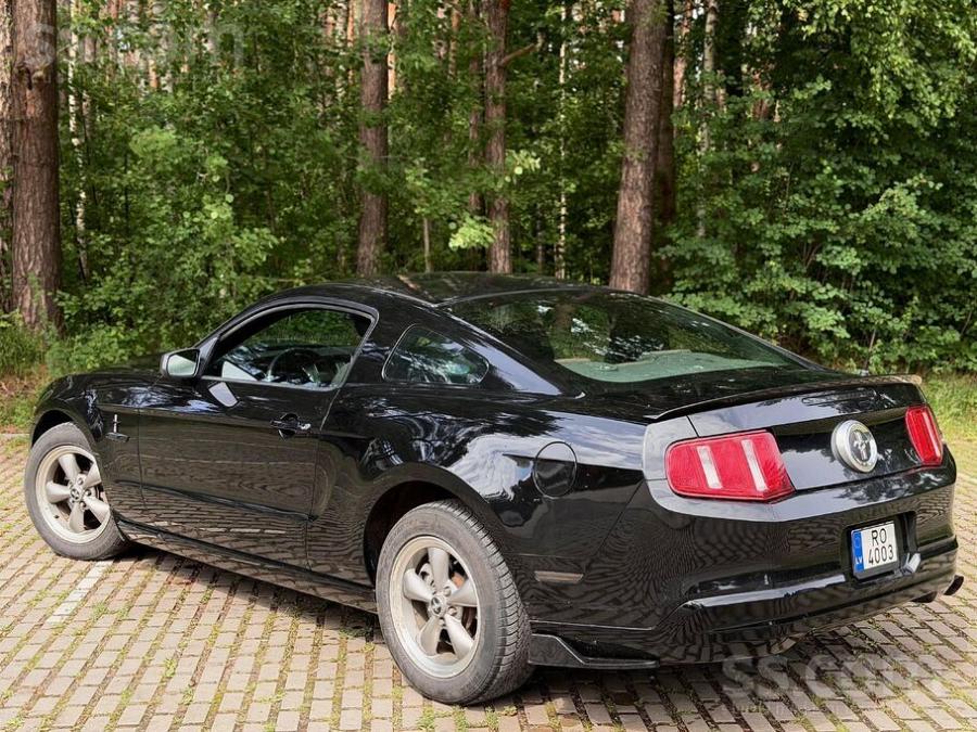 Black Ford Mustang 2010 in Jurmala, with an engine capacity of 4.00 L and mileage of 170 thousand km for 13900 €, photo 4 on AUTOMOTO.COM.LV