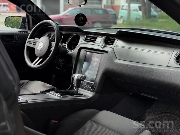 Black Ford Mustang 2010 in Jurmala, with an engine capacity of 4.00 L and mileage of 170 thousand km for 13900 €, photo 4 on AUTOMOTO.COM.LV