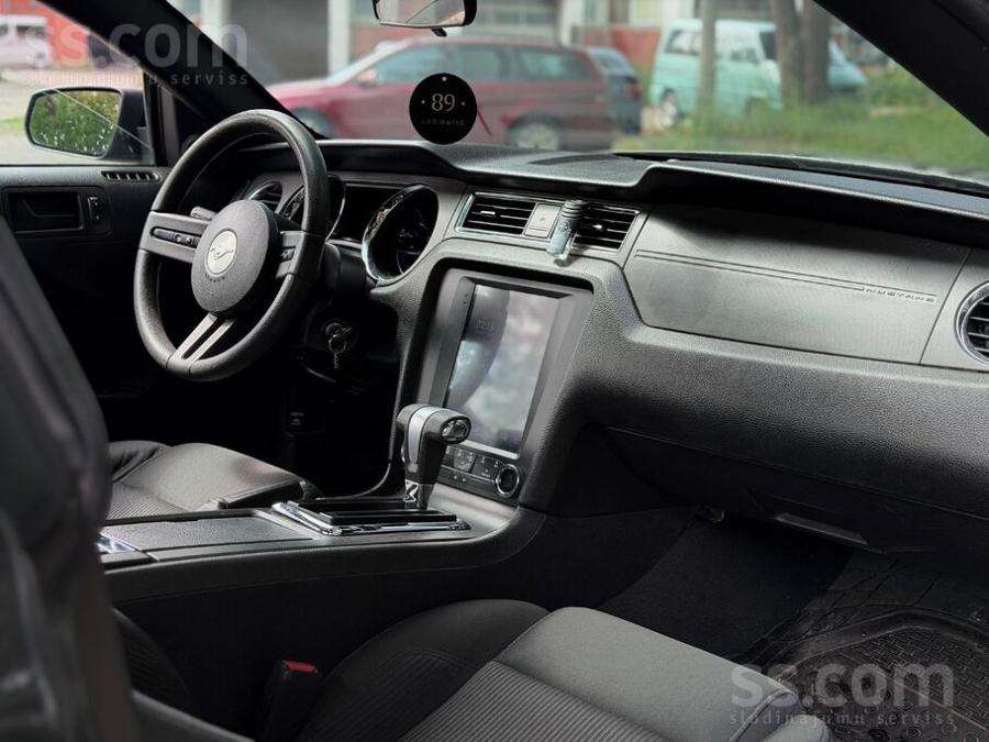 Black Ford Mustang 2010 in Jurmala, with an engine capacity of 4.00 L and mileage of 170 thousand km for 13900 €, photo 5 on AUTOMOTO.COM.LV