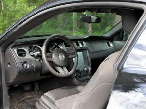Black Ford Mustang 2010 in Jurmala, with an engine capacity of 4.00 L and mileage of 170 thousand km for 13900 €, photo 6 on AUTOMOTO.COM.LV