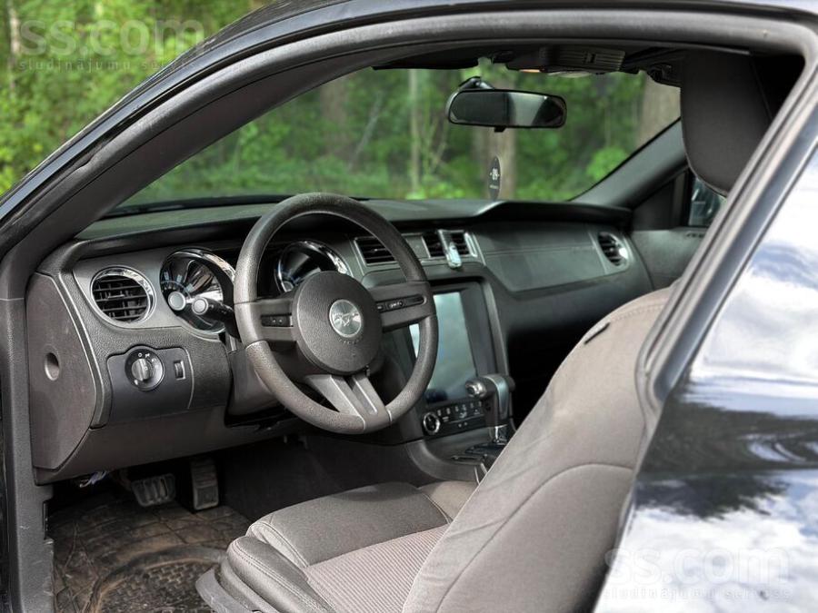 Black Ford Mustang 2010 in Jurmala, with an engine capacity of 4.00 L and mileage of 170 thousand km for 13900 €, photo 6 on AUTOMOTO.COM.LV