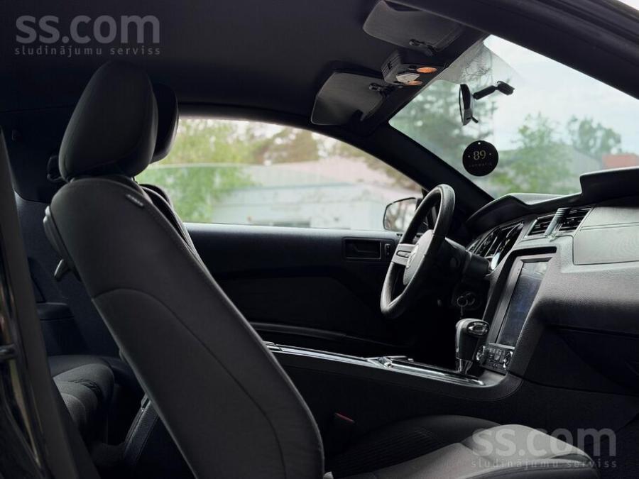 Black Ford Mustang 2010 in Jurmala, with an engine capacity of 4.00 L and mileage of 170 thousand km for 13900 €, photo 8 on AUTOMOTO.COM.LV