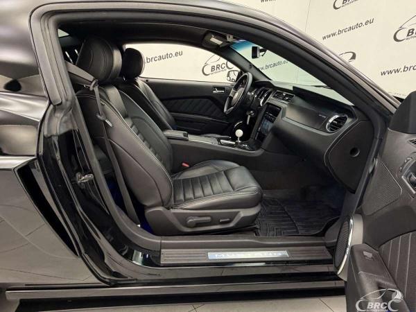 Black Ford Mustang 2013 in Vilnius, with an engine capacity of 4.95 L and mileage of 152 thousand km for 19900 €, photo 5 on AUTOMOTO.COM.LV