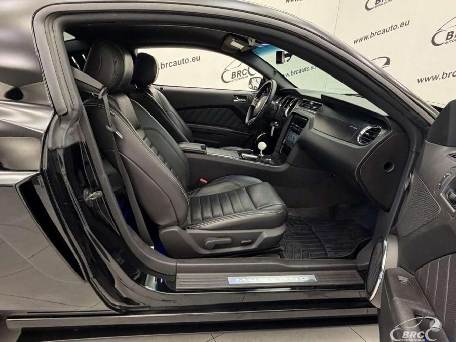 Melns Ford Mustang 2013 Viļņa, ar dzinēja tilpumu 4.95 L un nobraukumu 152 tūkst. km par 19900 €, foto 6 vietnē AUTOMOTO.COM.LV
