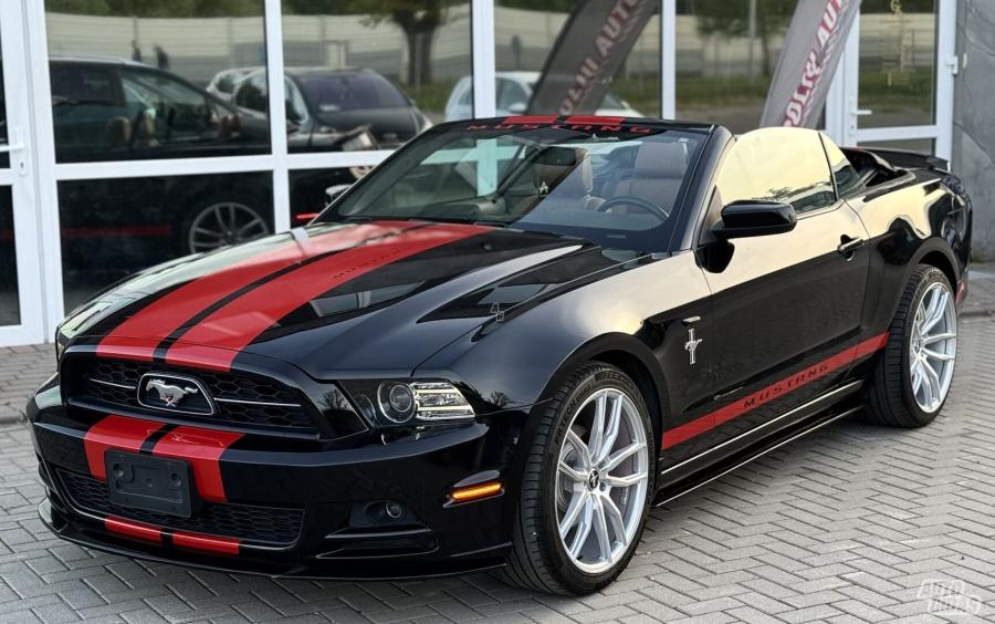 Black Ford Mustang 2014 in Radviliskis, with an engine capacity of 3.70 L and mileage of 68 thousand km for 16500 €, photo 6 on AUTOMOTO.COM.LV