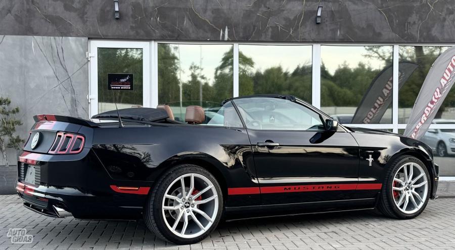 Black Ford Mustang 2014 in Radviliskis, with an engine capacity of 3.70 L and mileage of 68 thousand km for 16500 €, photo 9 on AUTOMOTO.COM.LV