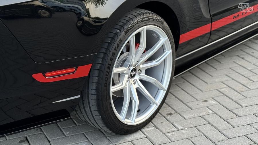Black Ford Mustang 2014 in Radviliskis, with an engine capacity of 3.70 L and mileage of 68 thousand km for 16500 €, photo 17 on AUTOMOTO.COM.LV