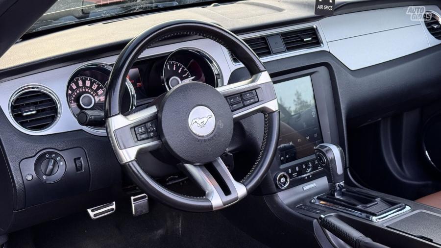 Black Ford Mustang 2014 in Radviliskis, with an engine capacity of 3.70 L and mileage of 68 thousand km for 16500 €, photo 26 on AUTOMOTO.COM.LV