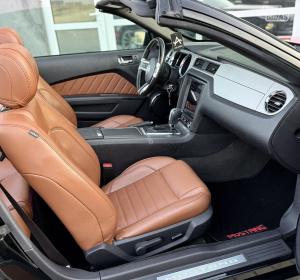 Black Ford Mustang 2014 in Radviliskis, with an engine capacity of 3.70 L and mileage of 68 thousand km for 16500 €, photo 28 on AUTOMOTO.COM.LV
