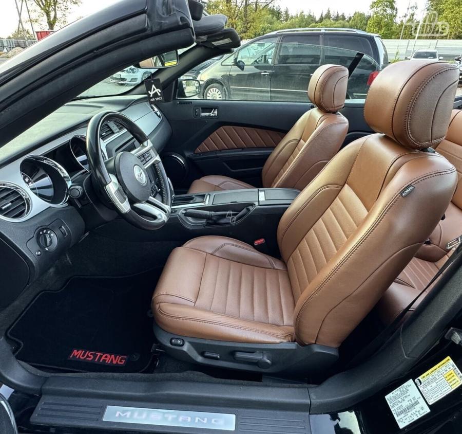 Black Ford Mustang 2014 in Radviliskis, with an engine capacity of 3.70 L and mileage of 68 thousand km for 16500 €, photo 29 on AUTOMOTO.COM.LV