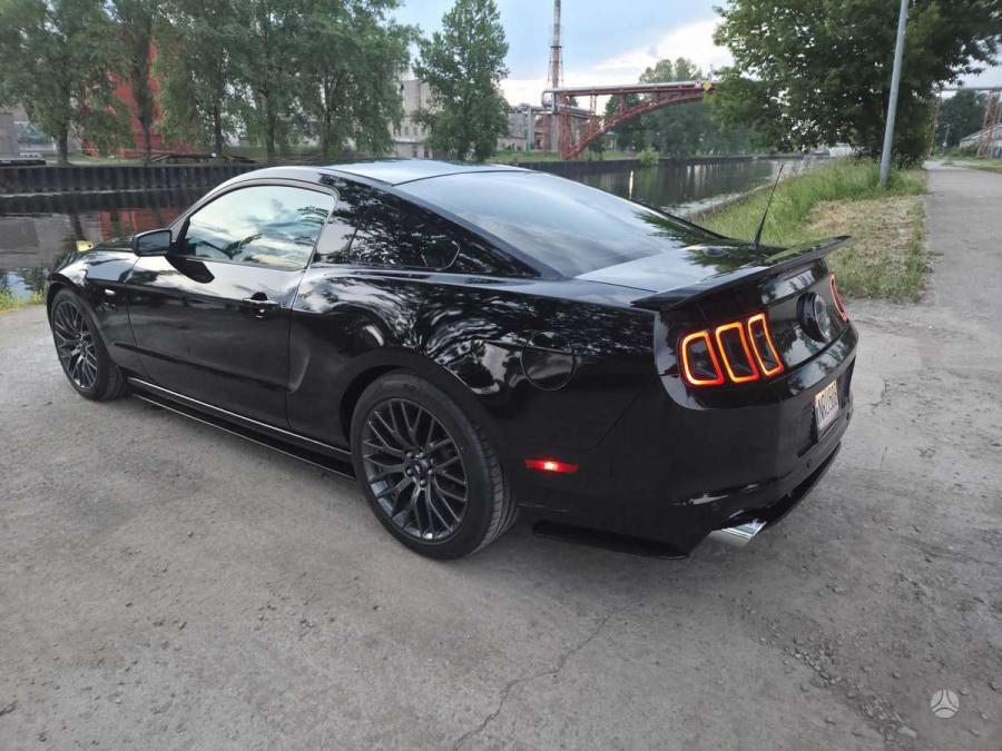 Black Ford Mustang 2014 in Klaipeda, with an engine capacity of 4.95 L and mileage of 250 thousand km for 22000 €, photo 3 on AUTOMOTO.COM.LV