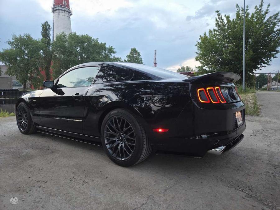 Black Ford Mustang 2014 in Klaipeda, with an engine capacity of 4.95 L and mileage of 250 thousand km for 22000 €, photo 4 on AUTOMOTO.COM.LV