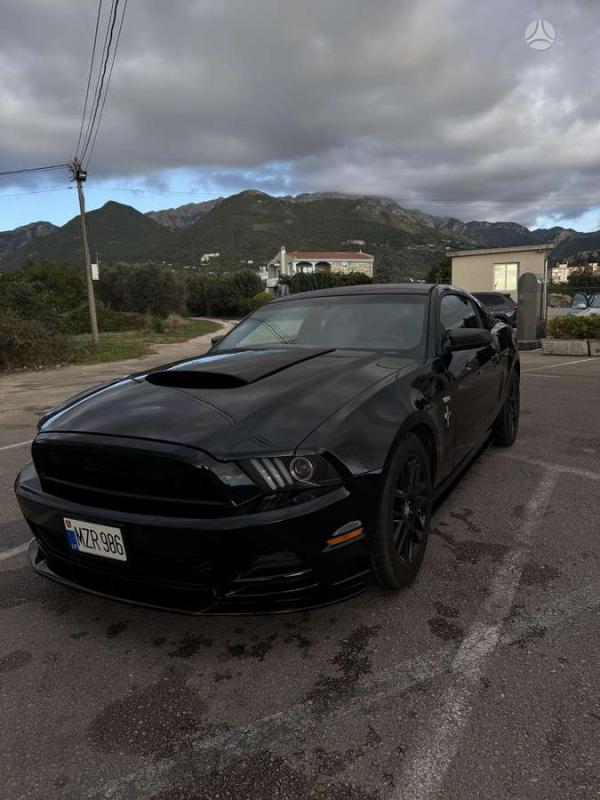 Melns Ford Mustang 2014 Viļņa, ar dzinēja tilpumu 3.73 L un nobraukumu 207 tūkst. km par 14999 €, foto 1 vietnē AUTOMOTO.COM.LV