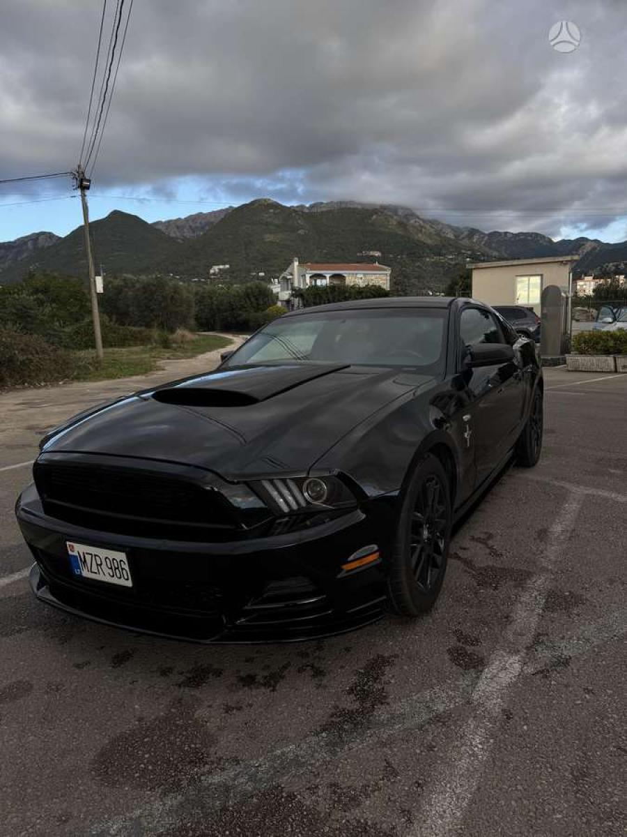 Black Ford Mustang 2014 in Vilnius, with an engine capacity of 3.73 L and mileage of 207 thousand km for 14999 €, photo 1 on AUTOMOTO.COM.LV