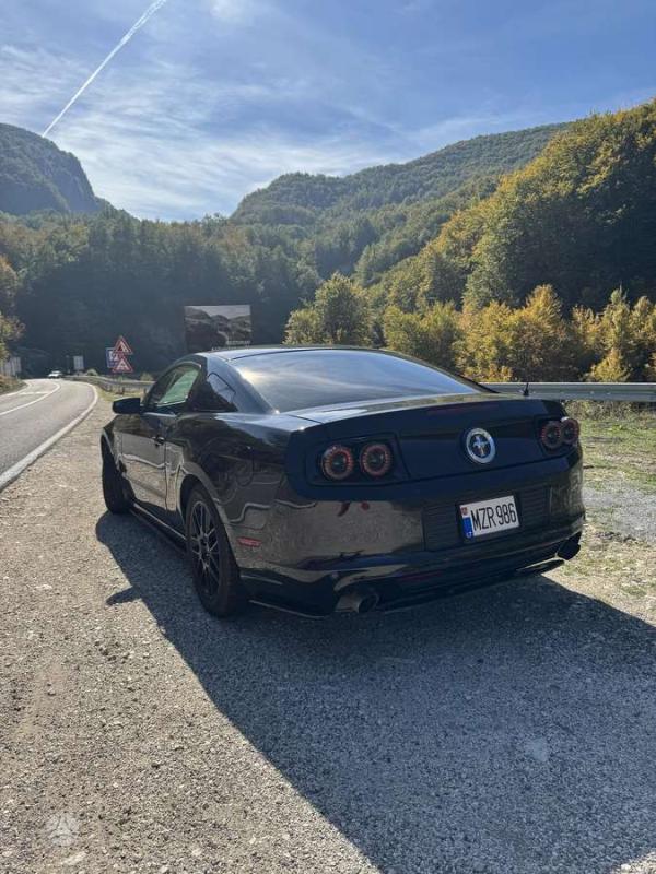 Melns Ford Mustang 2014 Viļņa, ar dzinēja tilpumu 3.73 L un nobraukumu 207 tūkst. km par 14999 €, foto 2 vietnē AUTOMOTO.COM.LV