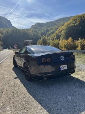 Black Ford Mustang 2014 in Vilnius, with an engine capacity of 3.73 L and mileage of 207 thousand km for 14999 €, photo 3 on AUTOMOTO.COM.LV