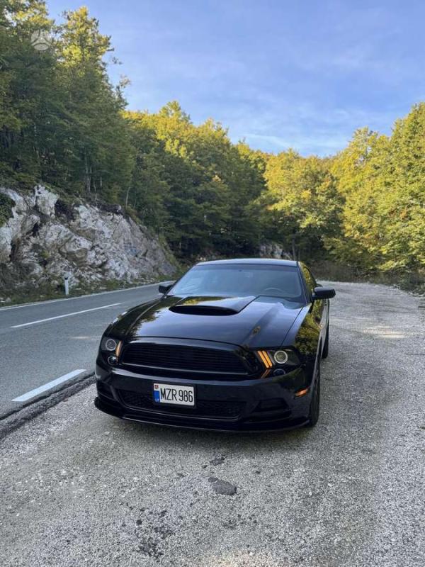 Melns Ford Mustang 2014 Viļņa, ar dzinēja tilpumu 3.73 L un nobraukumu 207 tūkst. km par 14999 €, foto 3 vietnē AUTOMOTO.COM.LV