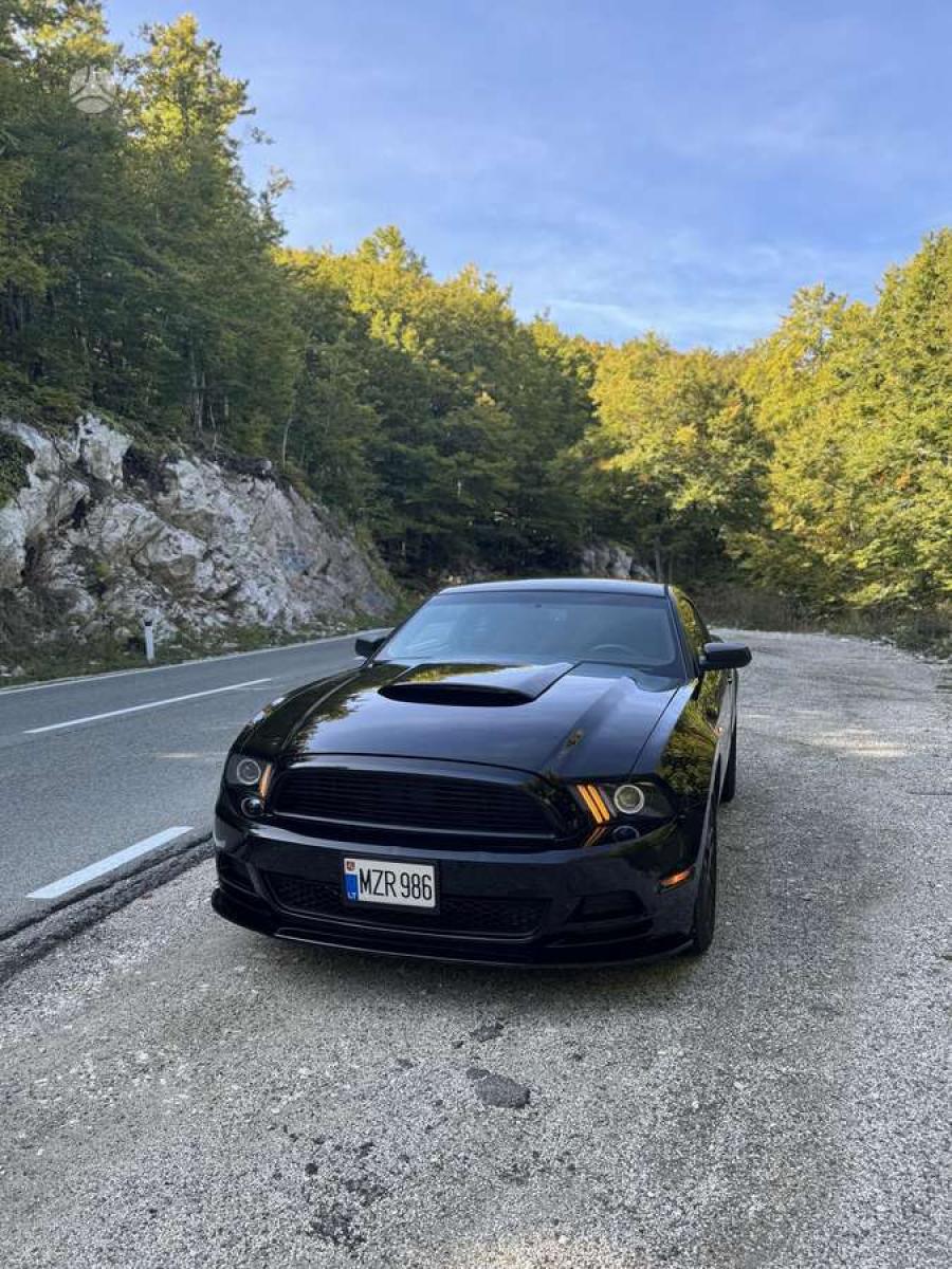 Black Ford Mustang 2014 in Vilnius, with an engine capacity of 3.73 L and mileage of 207 thousand km for 14999 €, photo 4 on AUTOMOTO.COM.LV