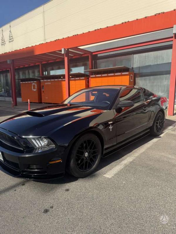 Melns Ford Mustang 2014 Viļņa, ar dzinēja tilpumu 3.73 L un nobraukumu 207 tūkst. km par 14999 €, foto 5 vietnē AUTOMOTO.COM.LV