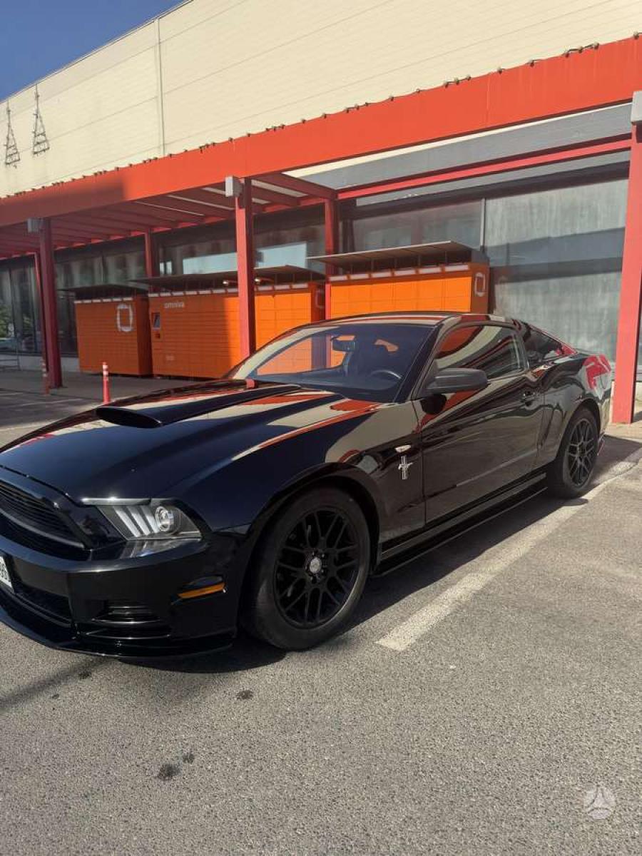 Black Ford Mustang 2014 in Vilnius, with an engine capacity of 3.73 L and mileage of 207 thousand km for 14999 €, photo 6 on AUTOMOTO.COM.LV