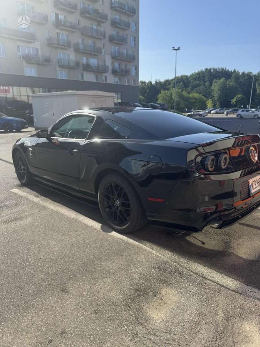 Black Ford Mustang 2014 in Vilnius, with an engine capacity of 3.73 L and mileage of 207 thousand km for 14999 €, photo 7 on AUTOMOTO.COM.LV