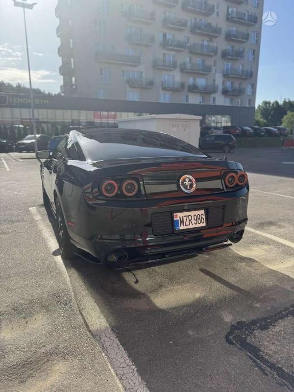 Melns Ford Mustang 2014 Viļņa, ar dzinēja tilpumu 3.73 L un nobraukumu 207 tūkst. km par 14999 €, foto 7 vietnē AUTOMOTO.COM.LV