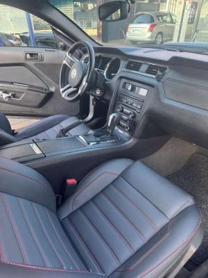 Black Ford Mustang 2014 in Vilnius, with an engine capacity of 3.73 L and mileage of 207 thousand km for 14999 €, photo 11 on AUTOMOTO.COM.LV