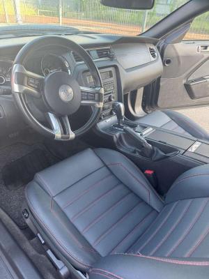 Black Ford Mustang 2014 in Vilnius, with an engine capacity of 3.73 L and mileage of 207 thousand km for 14999 €, photo 12 on AUTOMOTO.COM.LV
