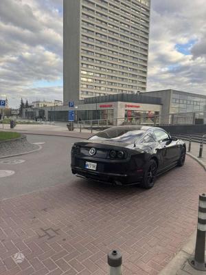 Black Ford Mustang 2014 in Vilnius, with an engine capacity of 3.73 L and mileage of 207 thousand km for 14999 €, photo 14 on AUTOMOTO.COM.LV