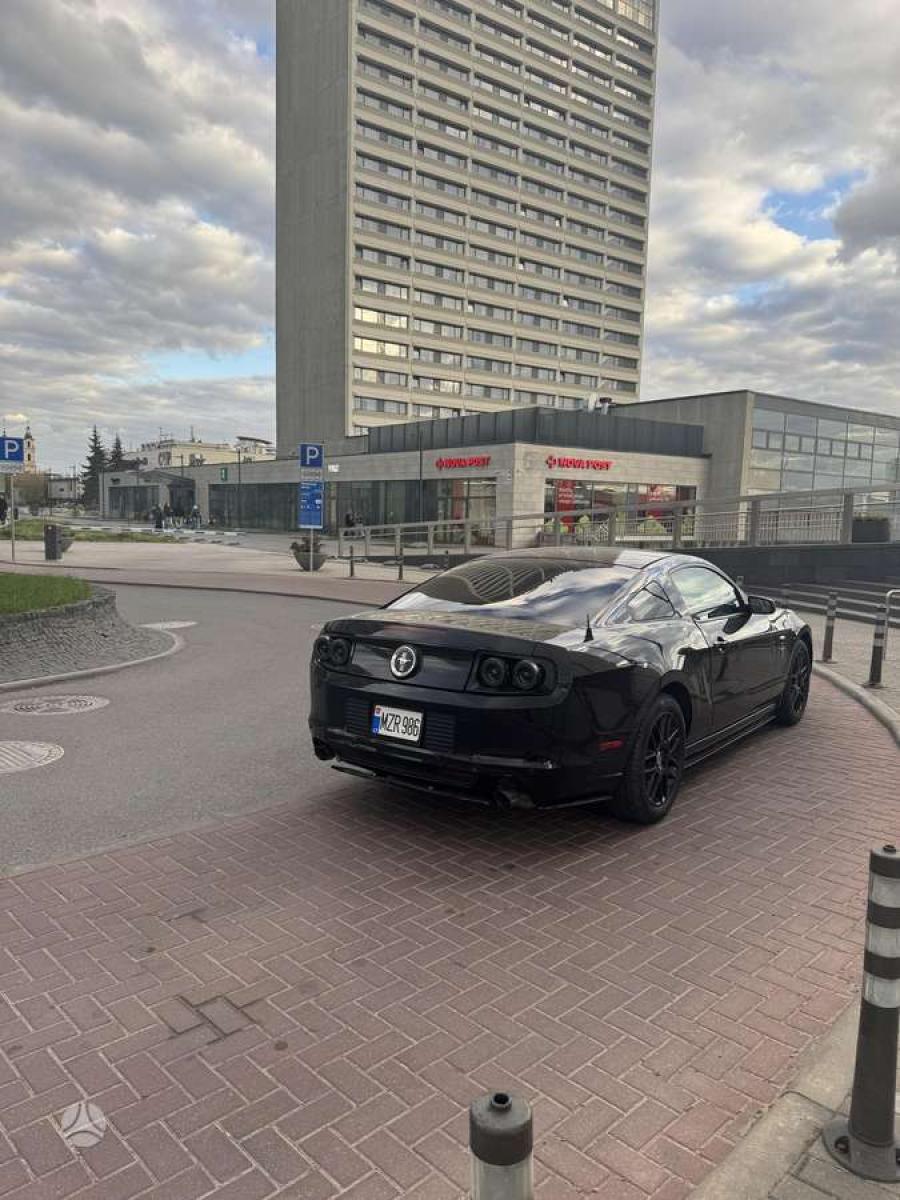 Black Ford Mustang 2014 in Vilnius, with an engine capacity of 3.73 L and mileage of 207 thousand km for 14999 €, photo 14 on AUTOMOTO.COM.LV