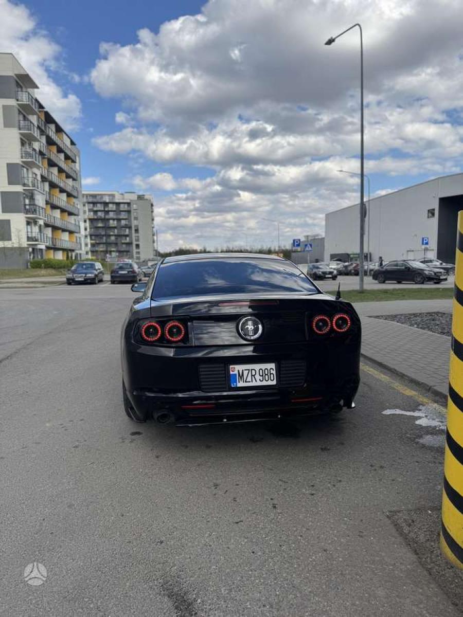 Black Ford Mustang 2014 in Vilnius, with an engine capacity of 3.73 L and mileage of 207 thousand km for 14999 €, photo 15 on AUTOMOTO.COM.LV