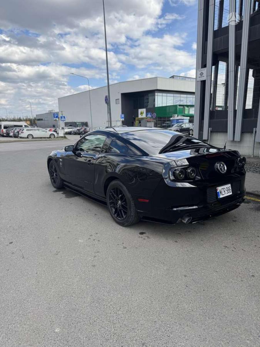 Black Ford Mustang 2014 in Vilnius, with an engine capacity of 3.73 L and mileage of 207 thousand km for 14999 €, photo 16 on AUTOMOTO.COM.LV