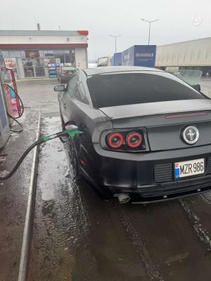 Black Ford Mustang 2014 in Vilnius, with an engine capacity of 3.73 L and mileage of 207 thousand km for 14999 €, photo 17 on AUTOMOTO.COM.LV