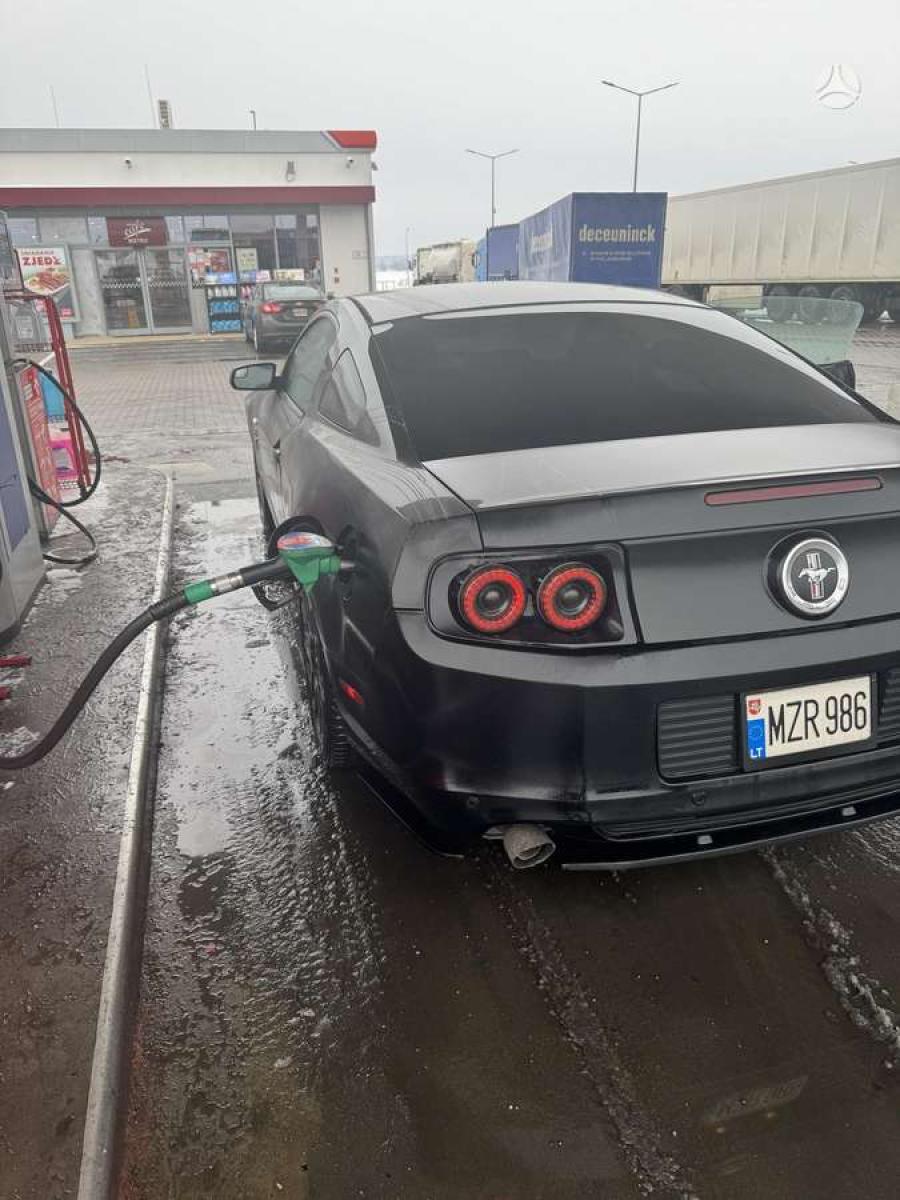 Black Ford Mustang 2014 in Vilnius, with an engine capacity of 3.73 L and mileage of 207 thousand km for 14999 €, photo 17 on AUTOMOTO.COM.LV
