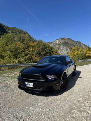 Black Ford Mustang 2014 in Vilnius, with an engine capacity of 3.73 L and mileage of 207 thousand km for 14999 €, photo 19 on AUTOMOTO.COM.LV
