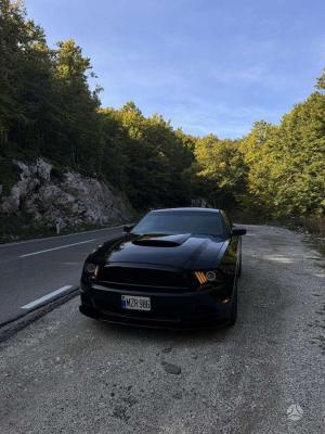 Black Ford Mustang 2014 in Vilnius, with an engine capacity of 3.73 L and mileage of 207 thousand km for 14999 €, photo 20 on AUTOMOTO.COM.LV