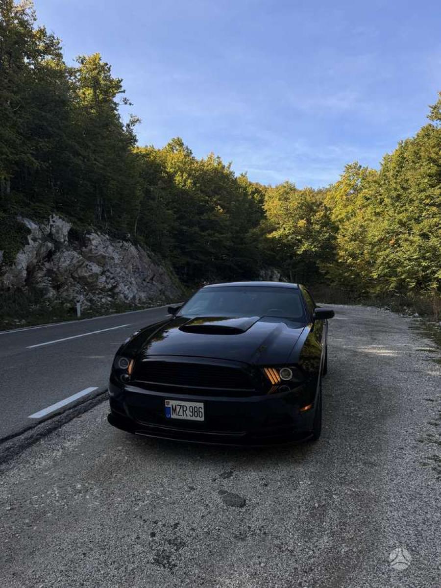 Black Ford Mustang 2014 in Vilnius, with an engine capacity of 3.73 L and mileage of 207 thousand km for 14999 €, photo 20 on AUTOMOTO.COM.LV
