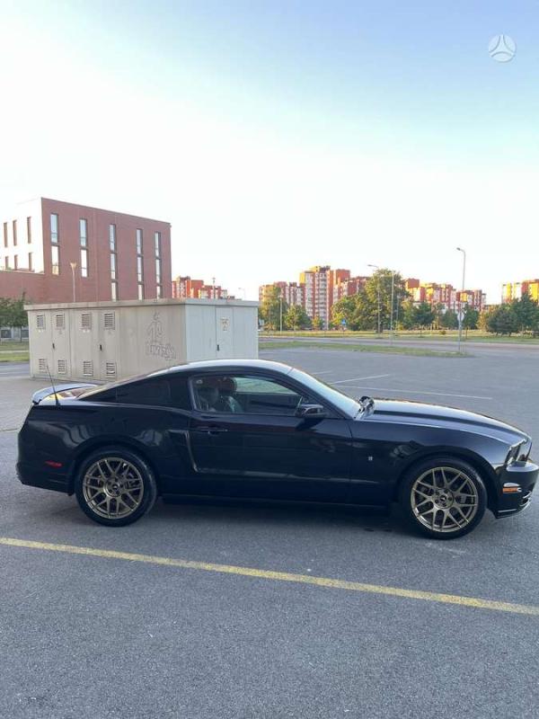 Black Ford Mustang 2014 in Klaipeda, with an engine capacity of 3.73 L and mileage of 84 thousand km for 10800 €, photo 3 on AUTOMOTO.COM.LV