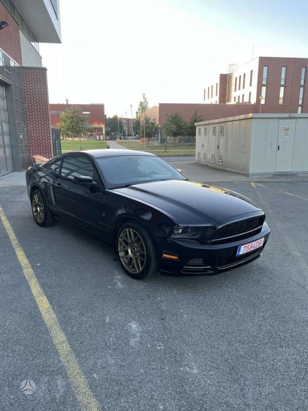 Melns Ford Mustang 2014 Klaipėda, ar dzinēja tilpumu 3.73 L un nobraukumu 84 tūkst. km par 10800 €, foto 2 vietnē AUTOMOTO.COM.LV
