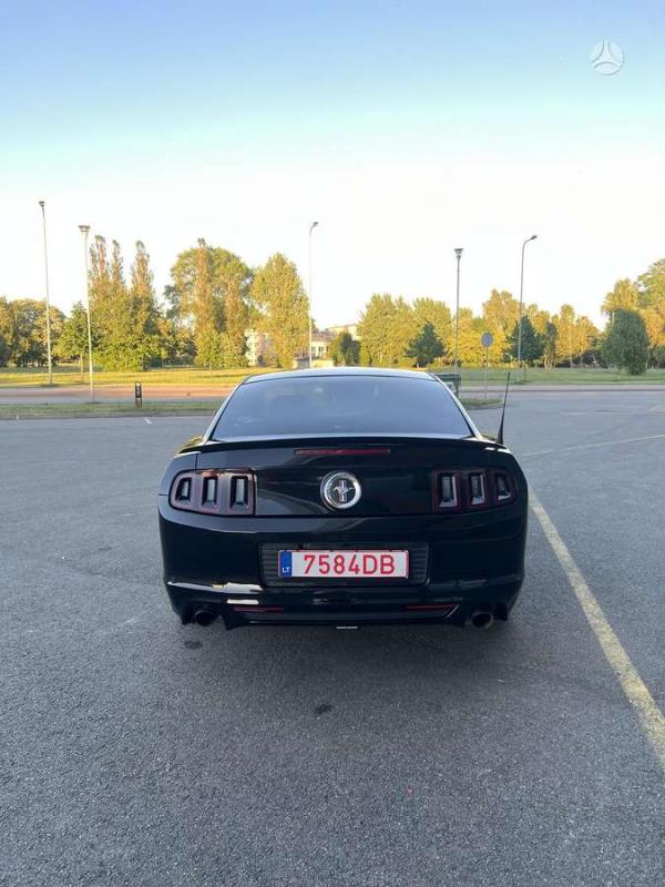 Melns Ford Mustang 2014 Klaipėda, ar dzinēja tilpumu 3.73 L un nobraukumu 84 tūkst. km par 10800 €, foto 5 vietnē AUTOMOTO.COM.LV