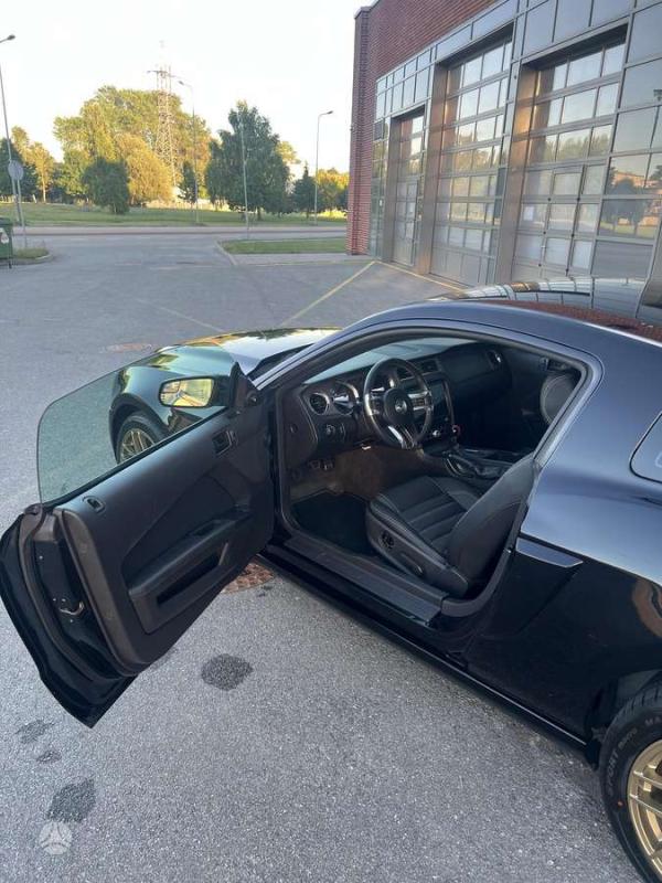 Melns Ford Mustang 2014 Klaipėda, ar dzinēja tilpumu 3.73 L un nobraukumu 84 tūkst. km par 10800 €, foto 8 vietnē AUTOMOTO.COM.LV