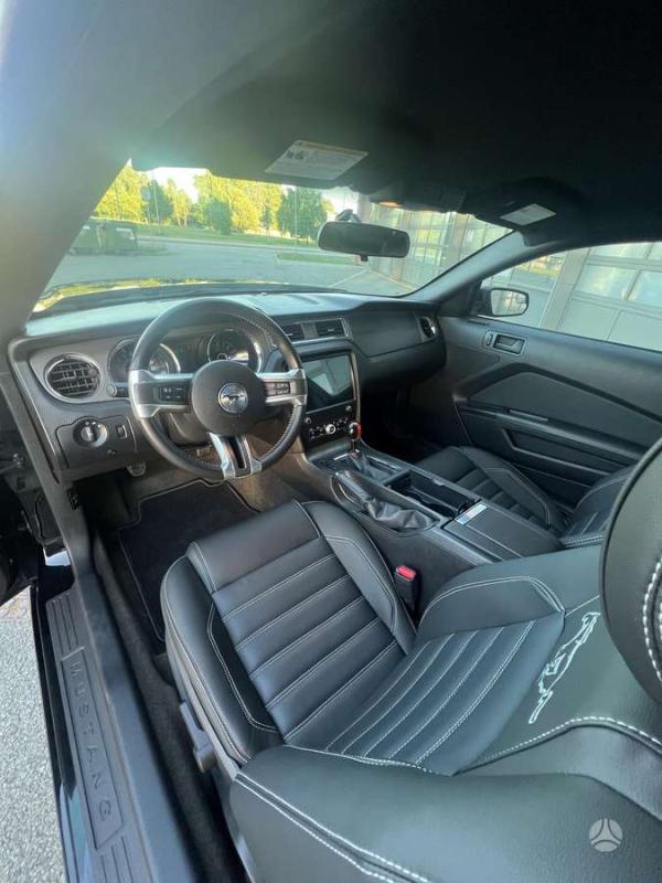 Melns Ford Mustang 2014 Klaipėda, ar dzinēja tilpumu 3.73 L un nobraukumu 84 tūkst. km par 10800 €, foto 9 vietnē AUTOMOTO.COM.LV