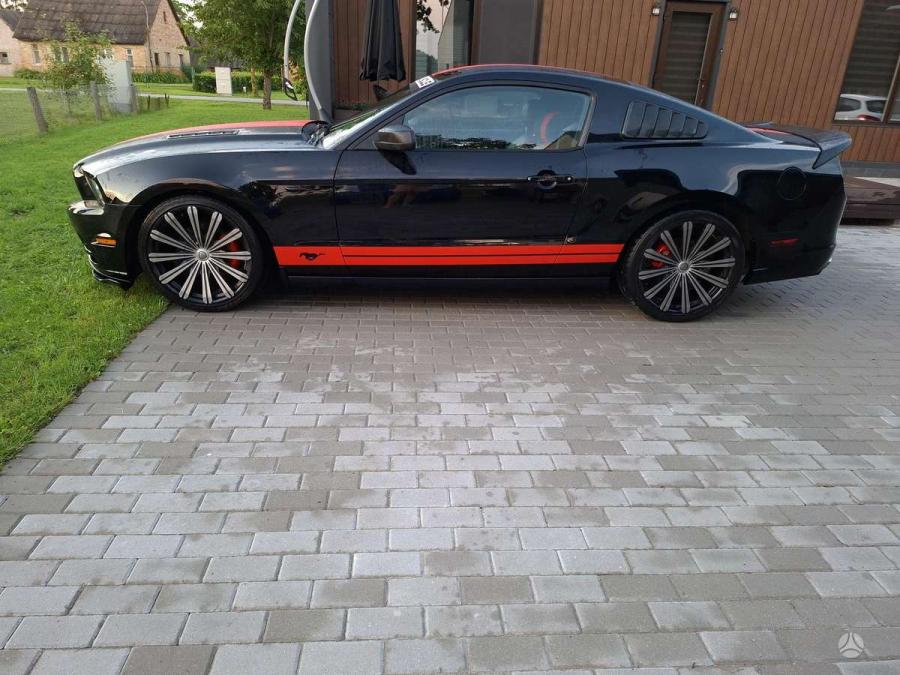 Black Ford Mustang 2014 in Radviliskis, with an engine capacity of 3.73 L and mileage of 134 thousand km for 10000 €, photo 4 on AUTOMOTO.COM.LV