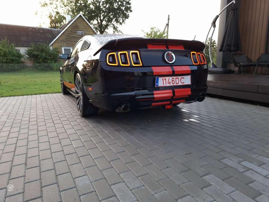 Black Ford Mustang 2014 in Radviliskis, with an engine capacity of 3.73 L and mileage of 134 thousand km for 10000 €, photo 5 on AUTOMOTO.COM.LV