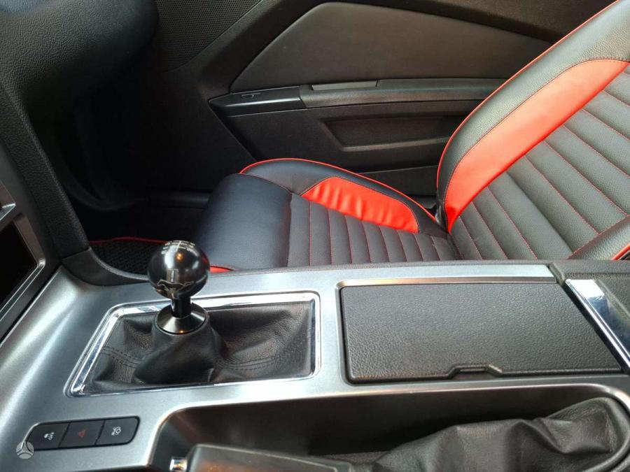 Black Ford Mustang 2014 in Radviliskis, with an engine capacity of 3.73 L and mileage of 134 thousand km for 10000 €, photo 12 on AUTOMOTO.COM.LV