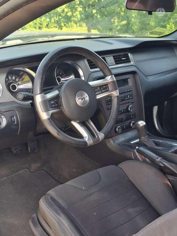 Melns Ford Mustang 2014 Viļņa, ar dzinēja tilpumu 4.95 L un nobraukumu 160 tūkst. km par 13500 €, foto 8 vietnē AUTOMOTO.COM.LV