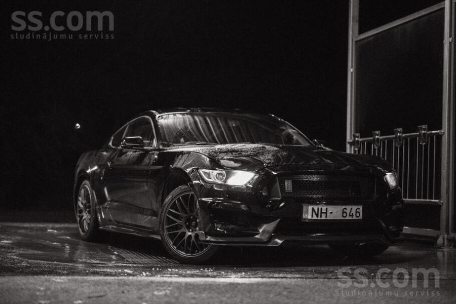 Black Ford Mustang 2015 in Daugavpils, with an engine capacity of 3.70 L and mileage of 110 thousand km for 13700 €, photo 1 on AUTOMOTO.COM.LV