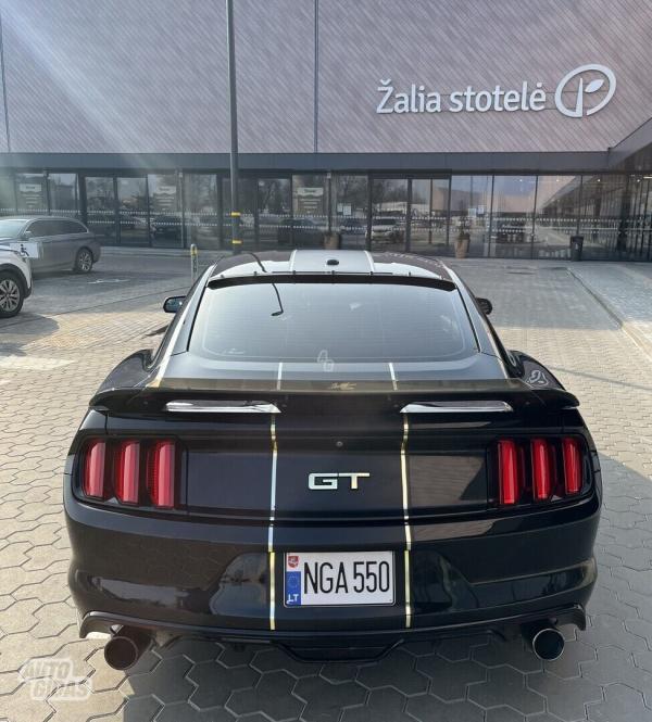 Melns Ford Mustang 2015 Panevēža, ar dzinēja tilpumu 5.00 L un nobraukumu 102 tūkst. km par 23600 €, foto 4 vietnē AUTOMOTO.COM.LV