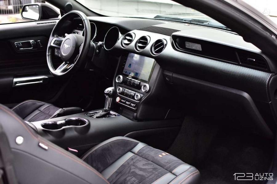 Black Ford Mustang 2016 in Kretinga, with an engine capacity of 3.70 L and mileage of 62 thousand km for 22000 €, photo 16 on AUTOMOTO.COM.LV