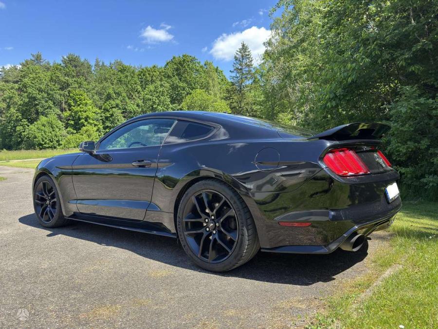 Black Ford Mustang 2017 in Vilnius, with an engine capacity of 2.26 L and mileage of 111 thousand km for 16500 €, photo 1 on AUTOMOTO.COM.LV
